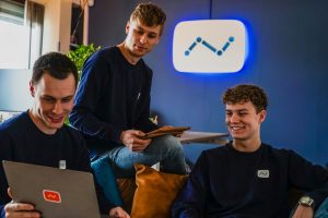 Tech Giants Offer Elite Salaries to Recruit AI Researchers - DevX